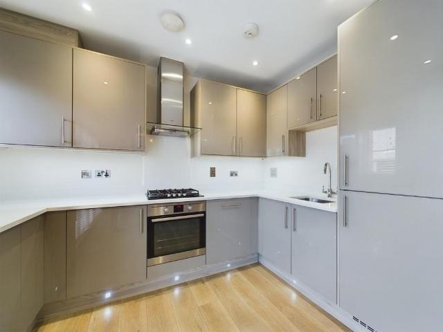 Bridge Avenue, Maidenhead, Berkshire. 2 bed flat to rent £1,800 pcm £415 pw