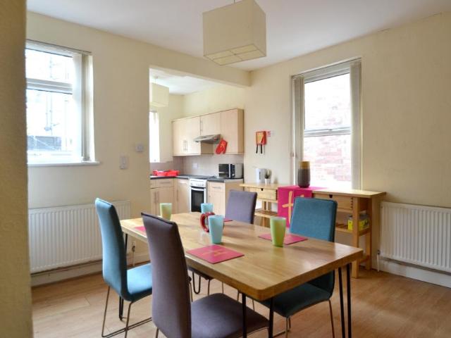 Bridge Grove, West Bridgford NG2 4 bed semi detached house to rent £1,560 pcm £360 pw