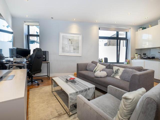 Bridge End Close Kingston Upon Thames. 1 bed flat to rent £1,850 pcm £427 pw