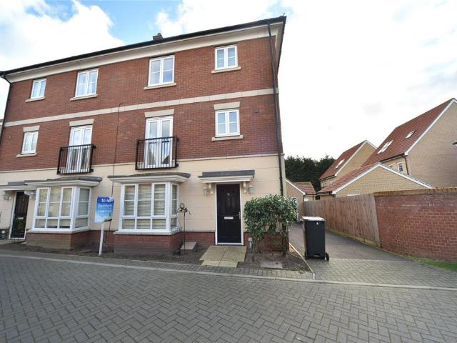 Bridge Farm Close, Mildenhall, Bury. 5 bed semi detached house to rent £2,350 pcm £542 pw