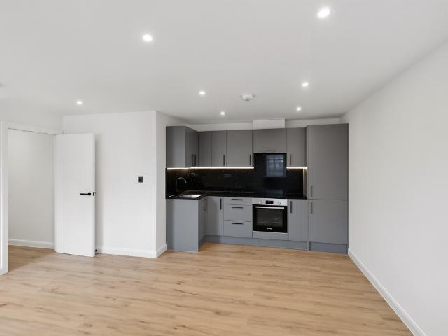 Bridge Street, Leatherhead, Surrey KT22, Studio to rent, £1,200 pcm | PrimeLocation