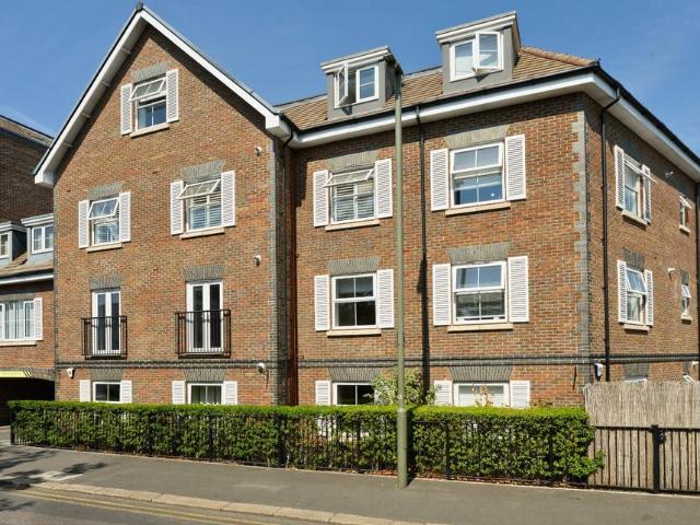Bridge Street, Walton on Thames. 2 bed apartment to rent £1,850 pcm £427 pw