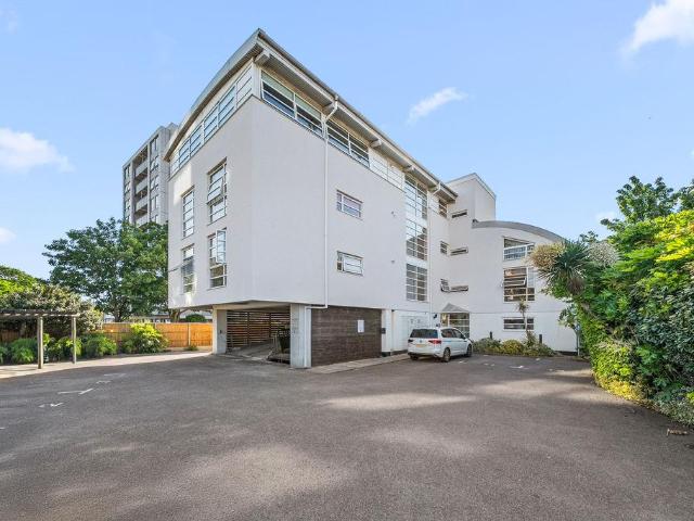 Bridge Street, Walton on Thames 2 bed flat to rent £1,550 pcm £358 pw