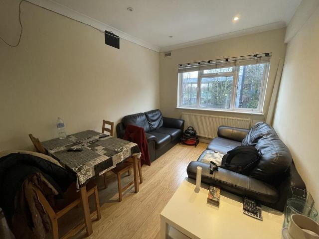 Bridge Road 2 bed flat to rent £2,200 pcm £508 pw