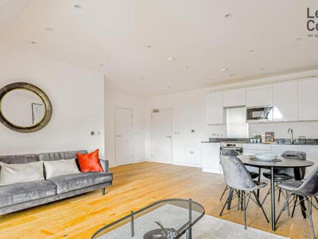 Bridge Road, Chertsey, 2 Bedroom Apartment