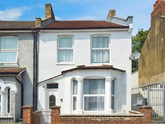 Bridge Road, London, 3 Bedroom End
