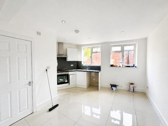 Bridge Road, SOUTHAMPTON, SO19 2 bed flat to rent £1,050 pcm £242 pw