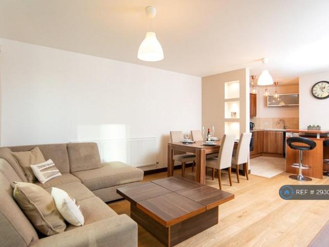 Bridges Court Rd, London, SW11 2 bed flat to rent £2,500 pcm £577 pw