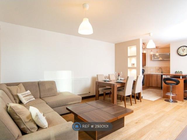 Bridges Court Rd, London SW11, 2 bed flat to rent, £2,500 pcm | PrimeLocation