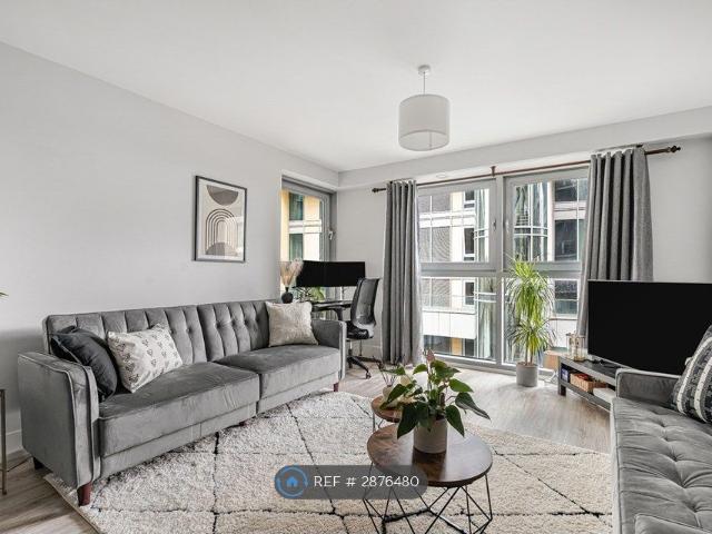 Bridges Court Road, London SW11, 2 bed flat to rent, £2,500 pcm | PrimeLocation