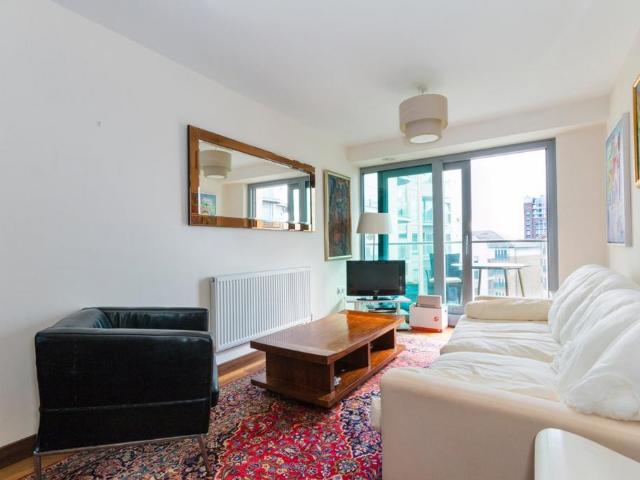 Bridges Court Road, London, SW11 2 bed flat to rent £2,810 pcm £648 pw