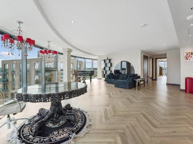 Bridges Court Road, London, SW11 2 bed flat to rent £3,250 pcm £750 pw