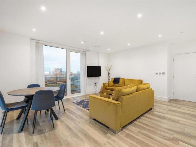 Bridges Court Road, SW11 2 bed flat to rent £4,116 pcm £950 pw