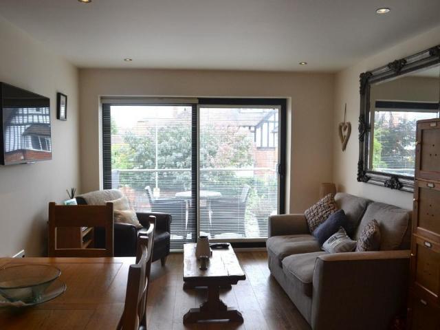 Bridgford Road, West Bridgford. 2 bed apartment to rent £1,050 pcm £242 pw
