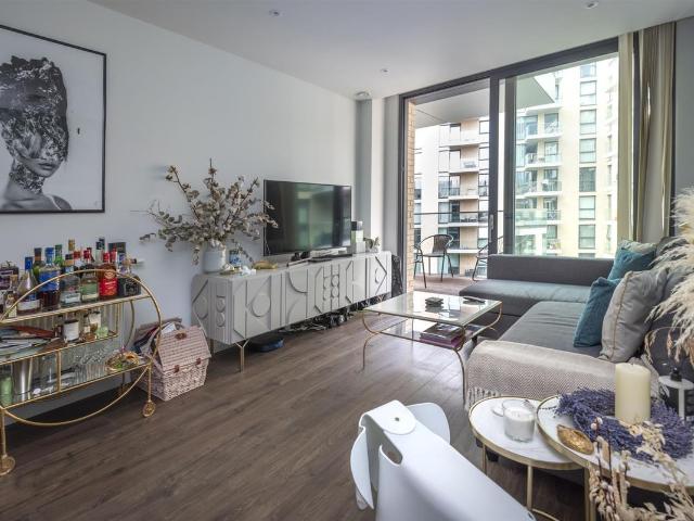 Bridle Mews, London E1, 2 bed flat to rent, £3,500 pcm | PrimeLocation