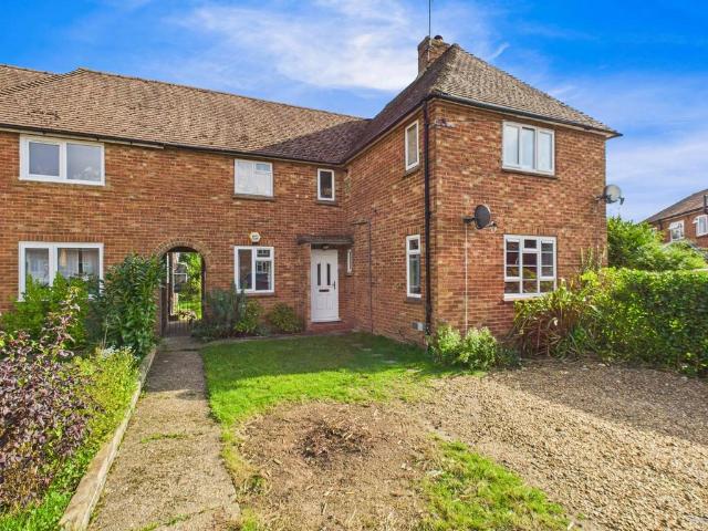 Briery Way, Amersham. 2 bed maisonette to rent £1,600 pcm £369 pw