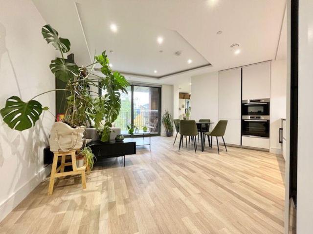 Brigade Court, Southwark Bridge Road. 1 bed apartment to rent £2,850 pcm £658 pw