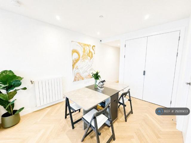 Brigadier Walk, London, SE18 2 bed flat to rent £2,800 pcm £646 pw
