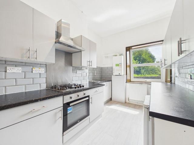 Briggate, Shipley BD17, 1 bed flat to rent, £775 pcm | PrimeLocation