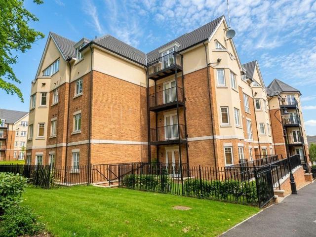 Brightwen Grove, Stanmore, Middlesex. 2 bed flat to rent £1,846 pcm £426 pw