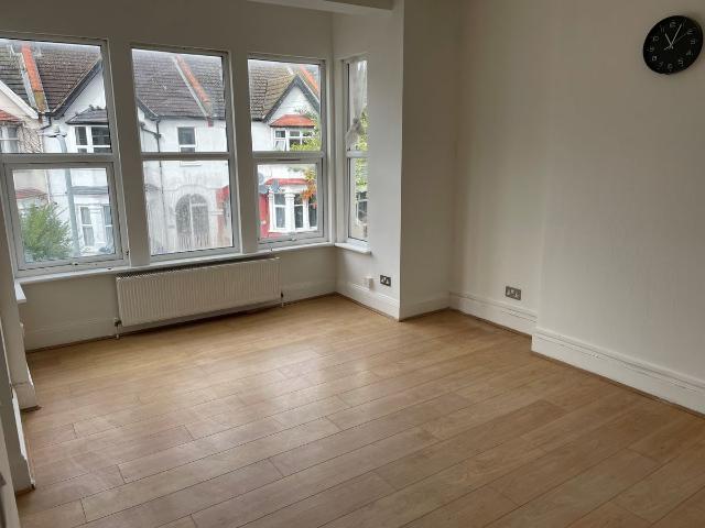 Brightwell Avenue, Westcliff On Sea SS0, 3 bed flat to rent, £1,500 pcm | PrimeLocation