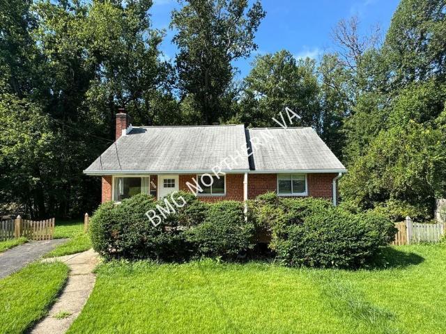 Bright 3 Bedroom, 2 Bath Home with Sunroom & Wooded Views