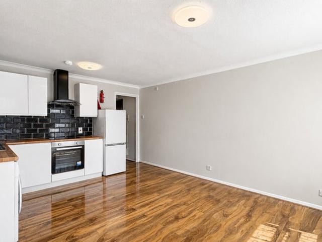 Bright 1 Bed in Beckton Flexible Furnishing