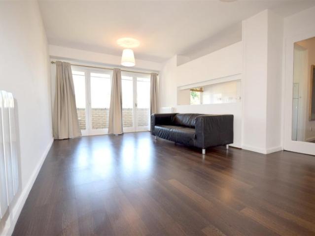Bright 1 bed with balcony & lift W2