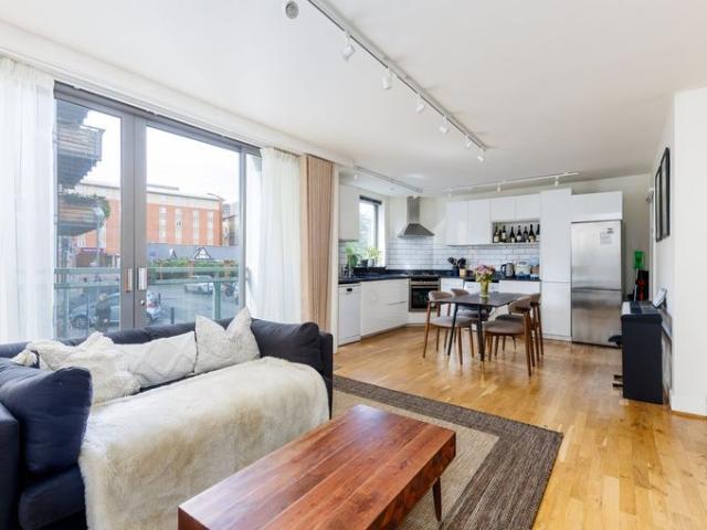 Bright 2 bed, 2 bath flat opposite Tanner St Park. Features wooden floors, 2 balconies, built in wardrobes & en suite. Moments to Bermondsey St & London Bridge station