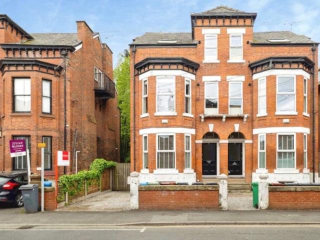 Bright 2 Bed Flat | Located just off Burton Road