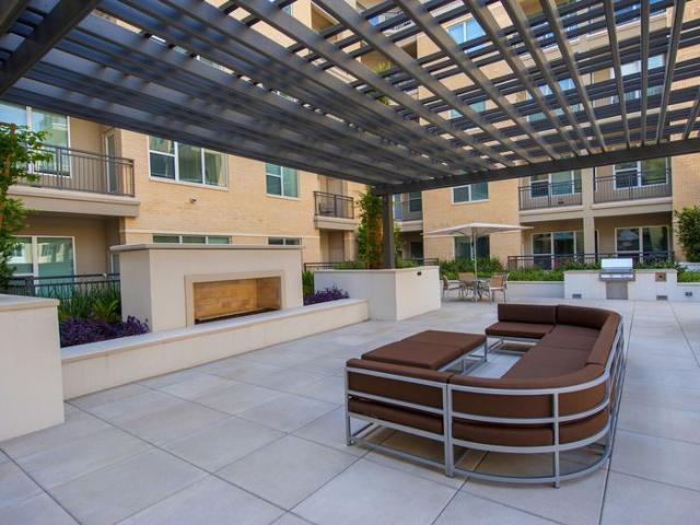 Bright 2 Bedroom Apartment: Sunlit City Haven