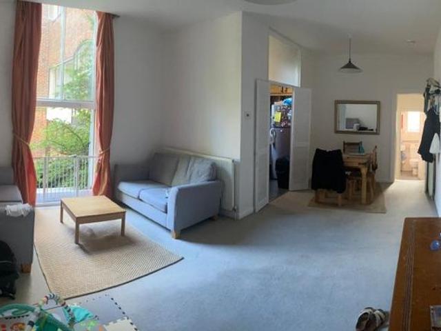 Bright 2 Bedroom Raised Ground Floor Flat in Detached Period Property for Rent in Camden Town