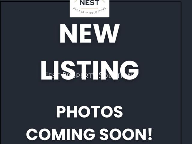 Bright 2 Bedroom Unit in Beautiful Lodge Style Fourplex