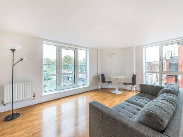 Bright 2 bedroom, 2 bathroom apartment located in a small development in the heart of Westminster