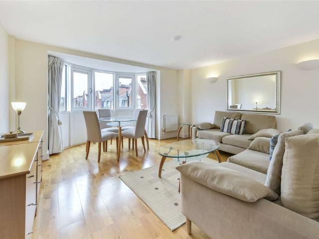 Bright 2 bedroom, 2 bathroom apartment with balcony, located in a small development in the heart of Westminster