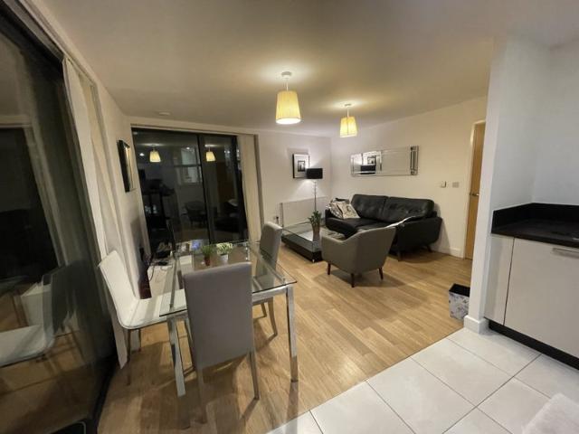 Bright 2 Dble Bedroom, 2 Baths, 2 Balcnies, Gym