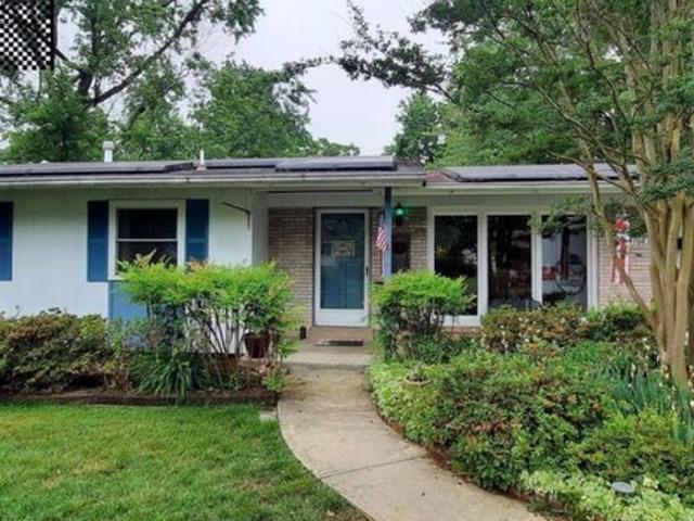 Bright 2BR/1BA Garden Level Apartment Private Entr