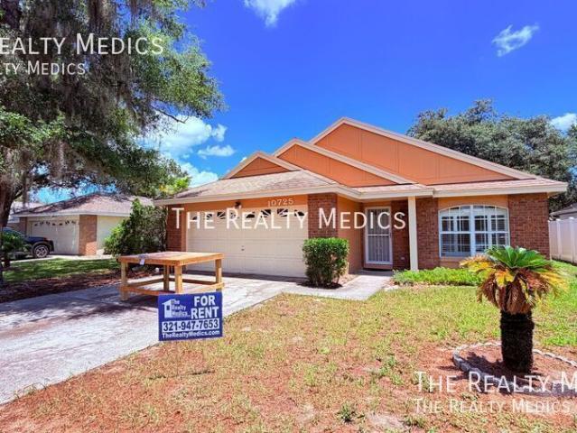 Bright 3/2 Home Near UCF with Vaulted Ceilings & Spacious Backyard!