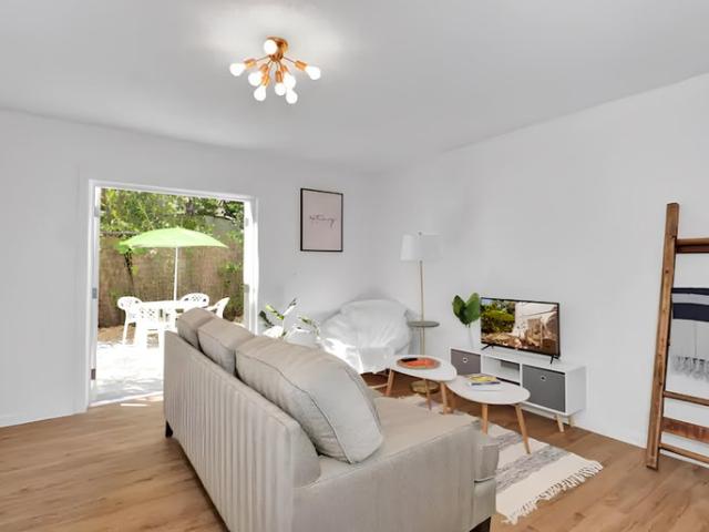 Bright & Cozy Townhouse Fully furnished & 10 min d