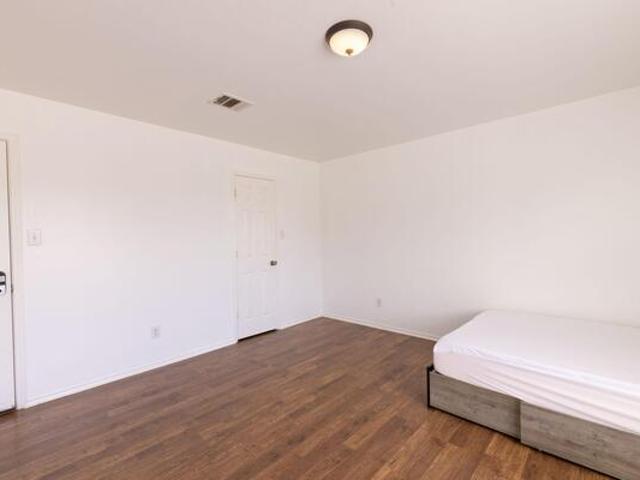 Bright & Cozy Pflugerville Home Quiet Neighborhood • Private Rooms • Near Major Employers • All Utilities Included