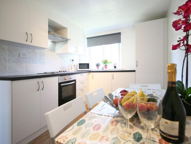 Bright & Comfortable 2 Bedroom Flat