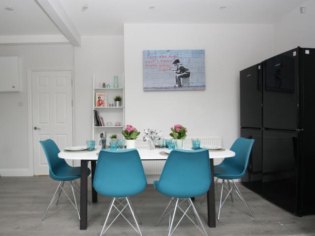 Bright and modern double bedroom near the White City tube Has a Room