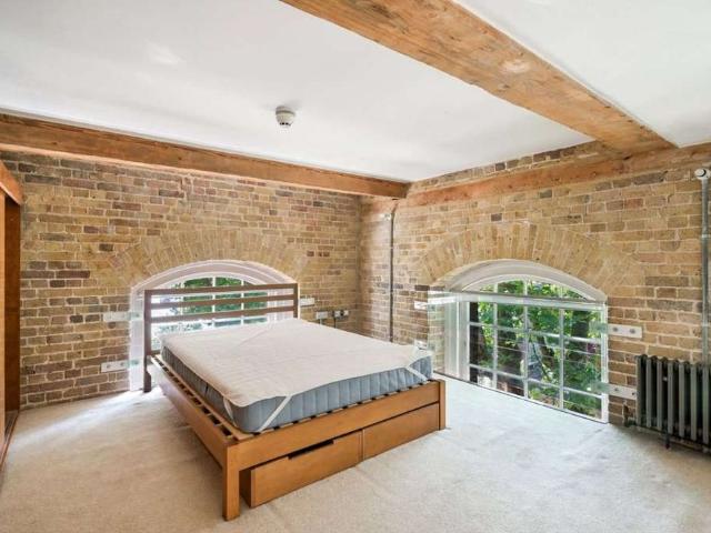 Bright and airy 2 bedroom apartment to rent set over two floors