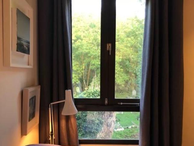 Bright and airy, double room in modern flat near Highgate Cemetery