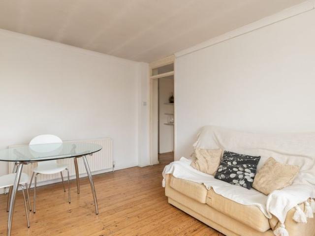 Bright and airy top floor flat with lovely open views in a convenient Islington location