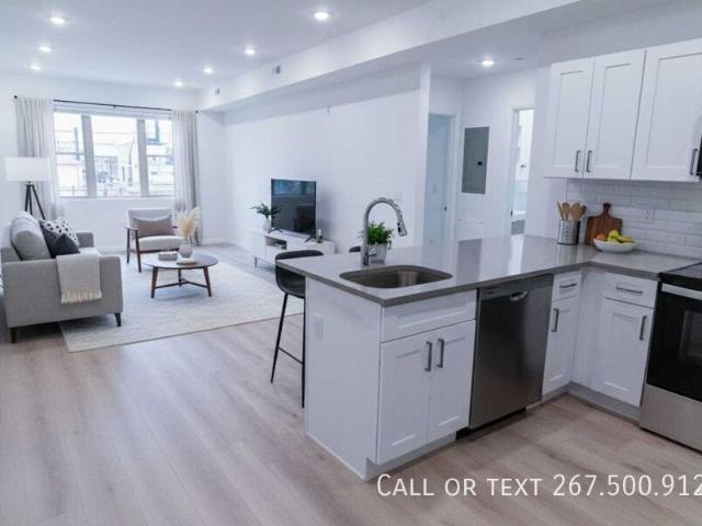 Bright and Beautiful Sprawling 2 Bedroom with FIRST MONTH FREE!