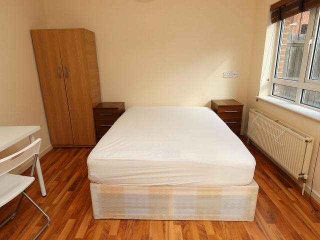 Bright and cosy double bedroom close to Tower Bridge Has a Room
