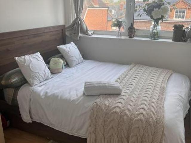 Bright and cosy double room in Sky Loft Pad! Weybridge, Surrey