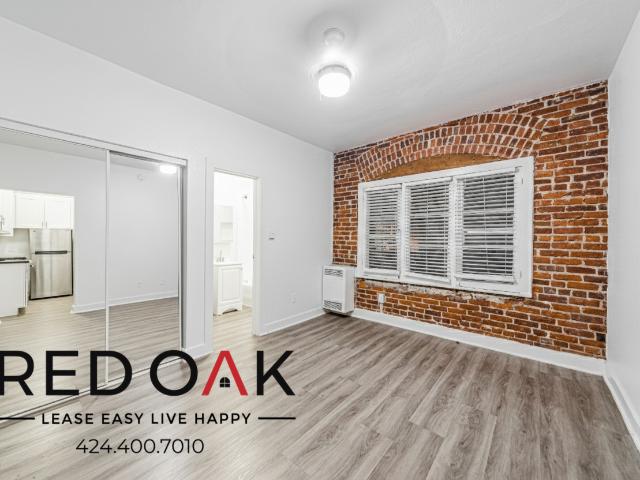 ~LOW DEPOSIT~ Bright and Cozy Studio with Beautiful Hardwood Style Floors and On Site Laundry ~ In Prime Hollywood!