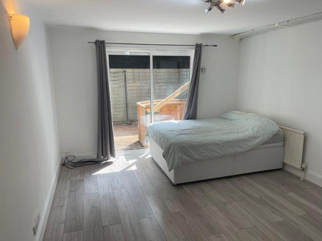 Bright and lovely Studio Flat with garden| NW10